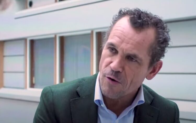 Bram Bakker: dé mediapsychiater, schrijver en zijn privéleven ...